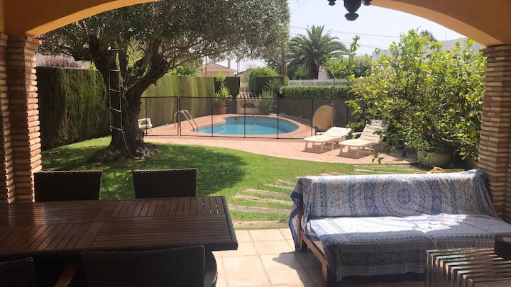 Casa Independiente De 600m2 Con Piscina Privada - La Pobla de Vallbona