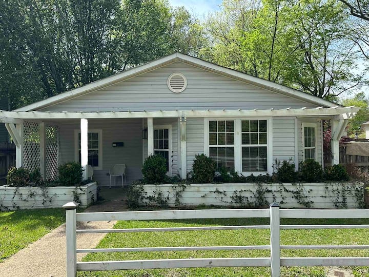 3 Bedroom 2 Bathroom Central Bungalow - Starkville, MS
