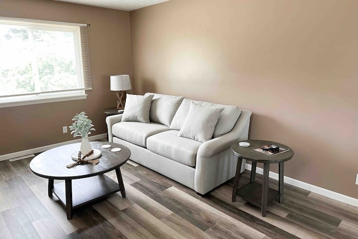 Home In Canton | Great Location | Modern - Navarre, OH