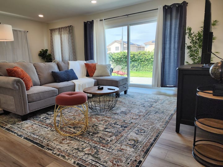 Sunlit Sanctuary: 4br For Families & Pets - La Habra, CA