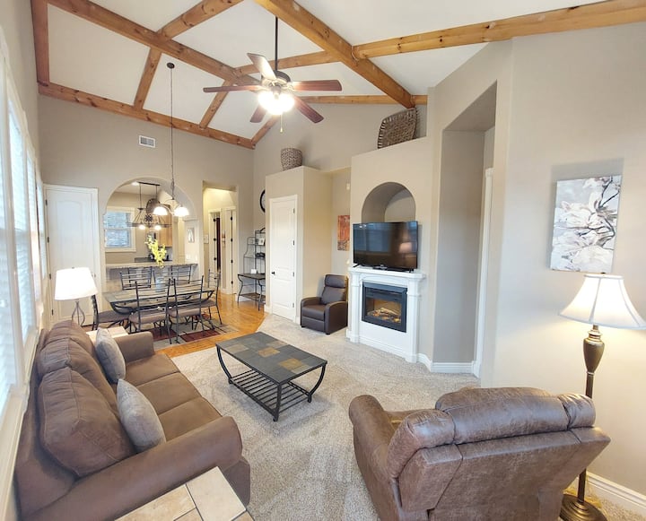 Paradise Point Log Cabin - Kimberling City, MO
