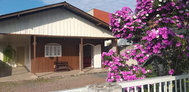 Casa Aconchegante Com Dois Quartos Sendo 01 Suíte - Itapoá