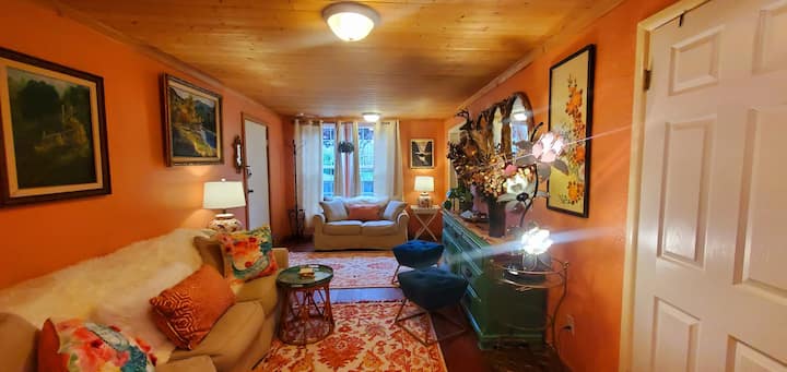 Peacefully Eclectic Apt In The Heart Of Downtown - Coos Bay, OR