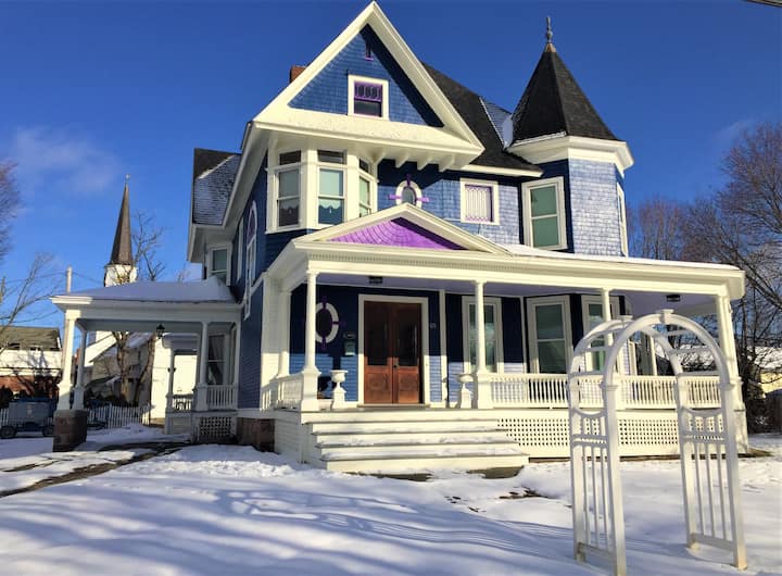 Gorgeous Victorian Mansion - Elmore State Park, Elmore