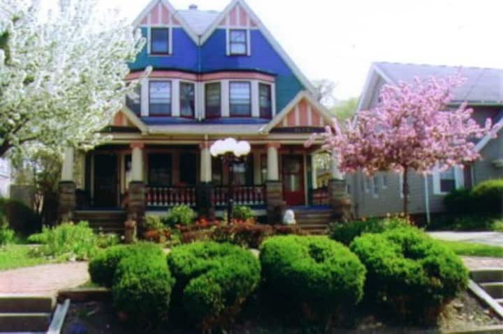5 Bed 2 Bath Prominent Victorian Lakewood Home - Cleveland, OH