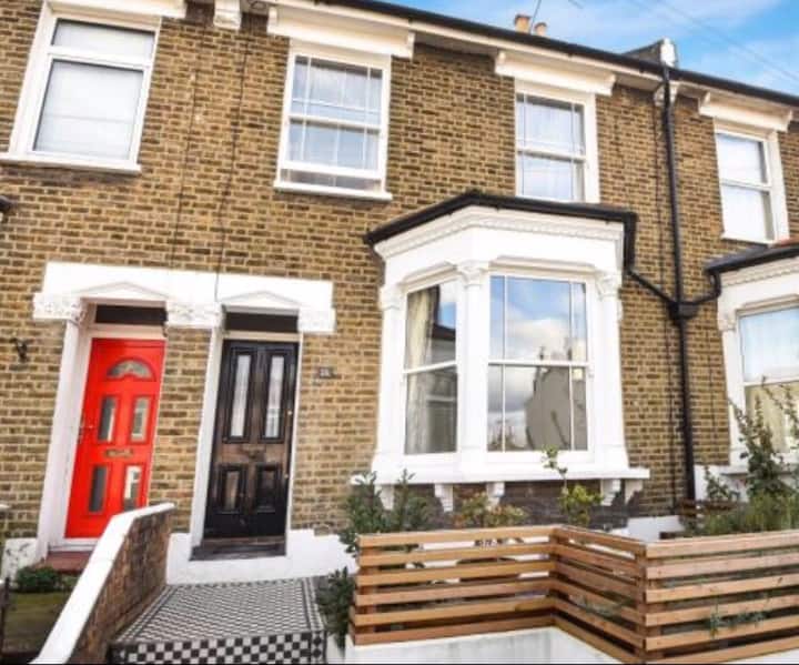 Charming 4-bed Family Home - Londres