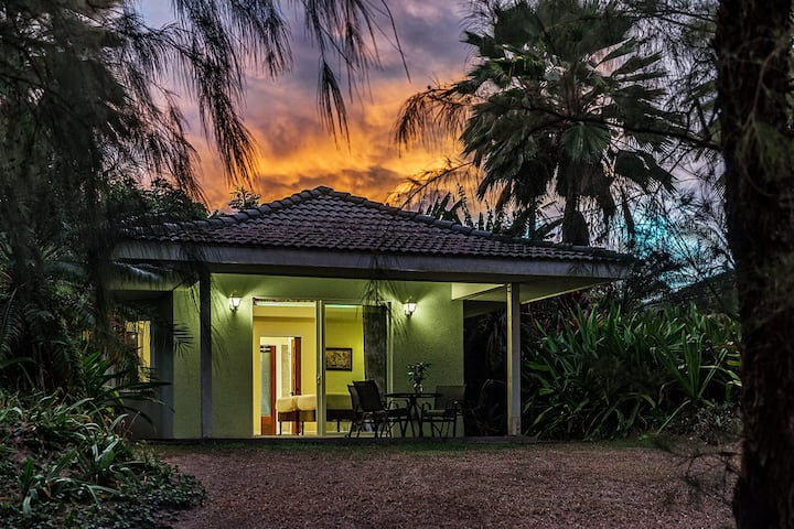 Private Ocean View Bungalow With Two Queen Beds - Hawaii
