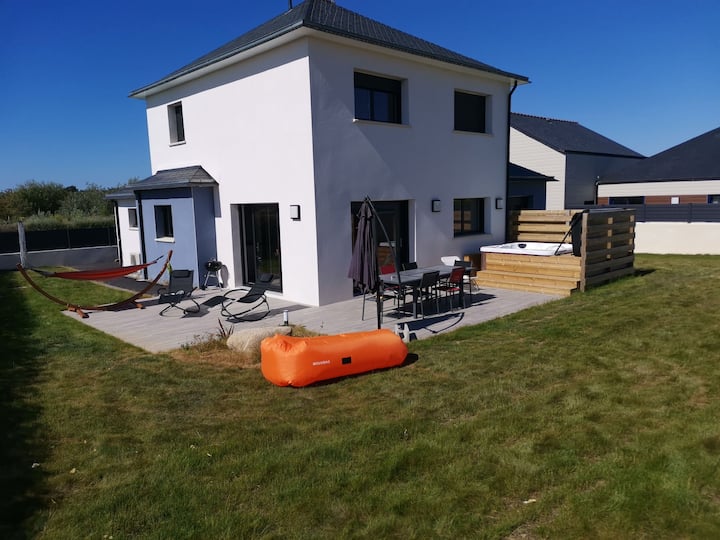 Maison En Bord De Mer. - Cléder