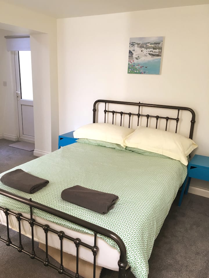 Modern 1 Bed, Parking, Patio, Close To Beach - Newquay