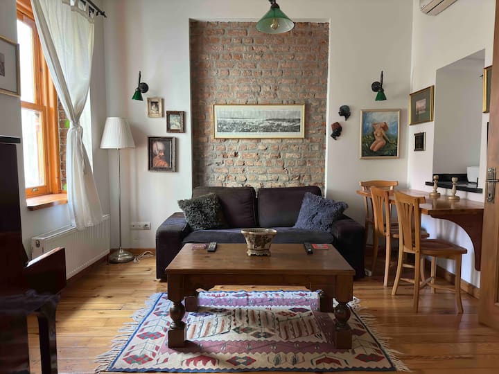 2br, 2ba, 2nd Floor Of Historical Building, Galata - Karaköy