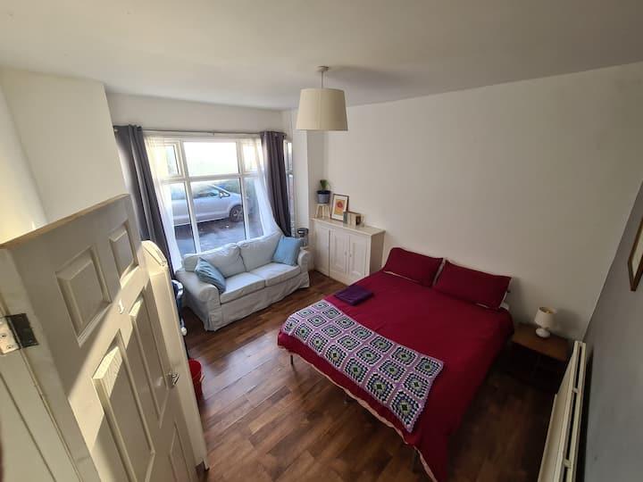 Comfortable Bedroom In A Friendly House - Cheadle