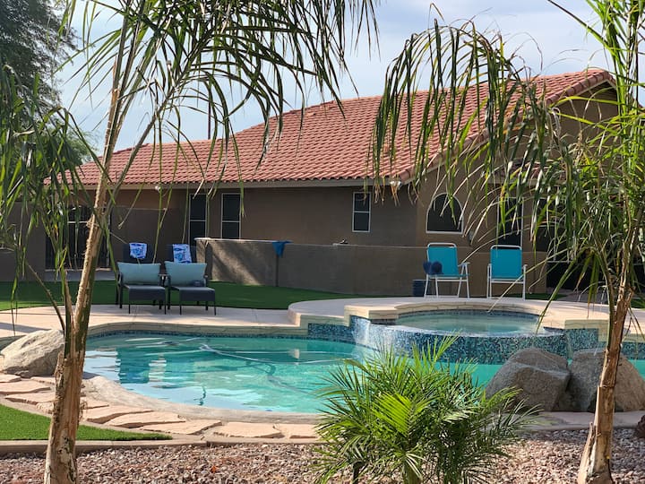 Desert Oasis W/pool & Outdoor Living -Sleeps 10 - 梅薩