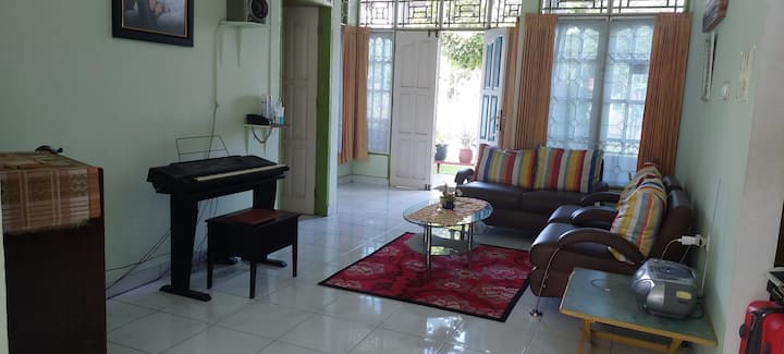 Tropical 2br Home W/ Garden – The Sharpe’s Place - Padang