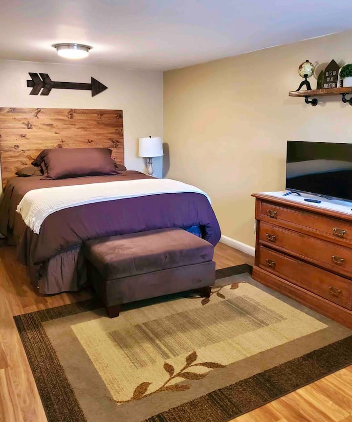 Robin's Nest Queen Suite With Private Bath - Saranac Lake, NY