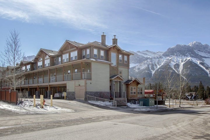 Cozy Rocky Mountain Getaway - Canmore