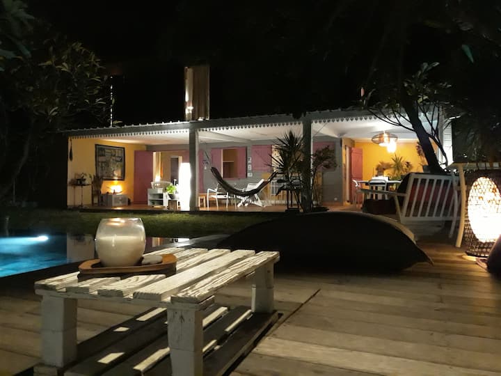 La Caze Bougainvillier Du Jacaranda - La Réunion