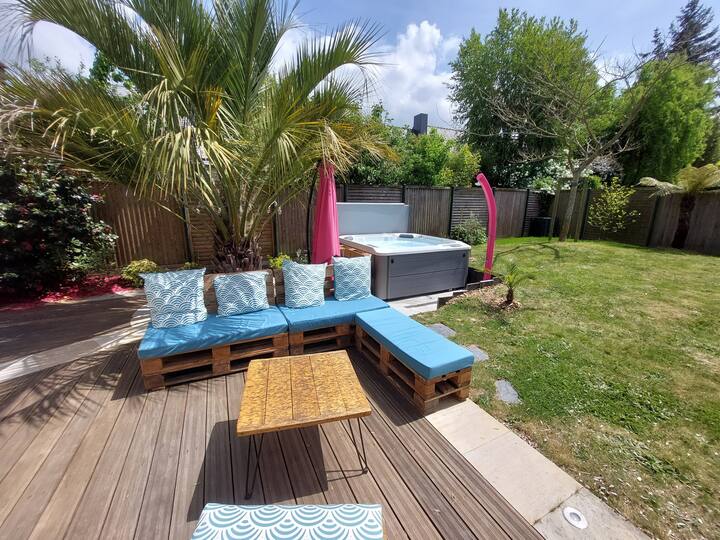 Room with desk in house with Jacuzzi - Houses for Rent in Pacé ...