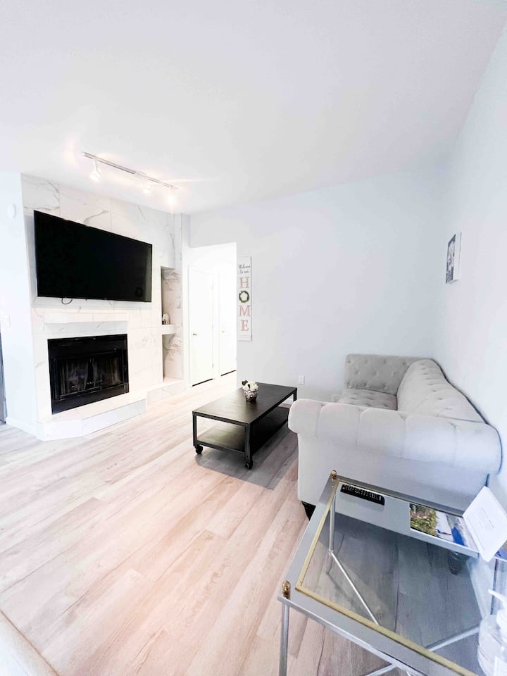 2br 2ba Modern All White Suite 3 Laundry In Unit - Anchorage, AK
