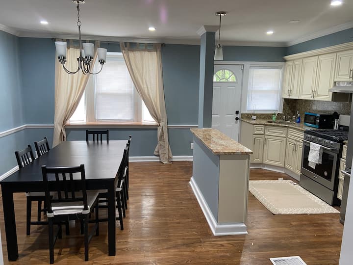 Super Comfortable Three Bedroom Townhome! - Baltimore, MD