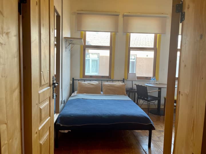 Cosy Studio With Bathroom In Historic Mansion - Balat
