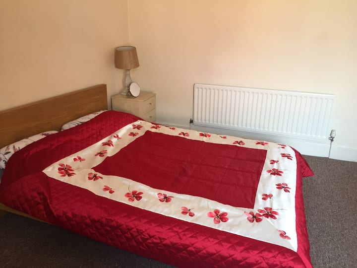 A Kingsized Room To Wind Down After A Hard Day - Moffat