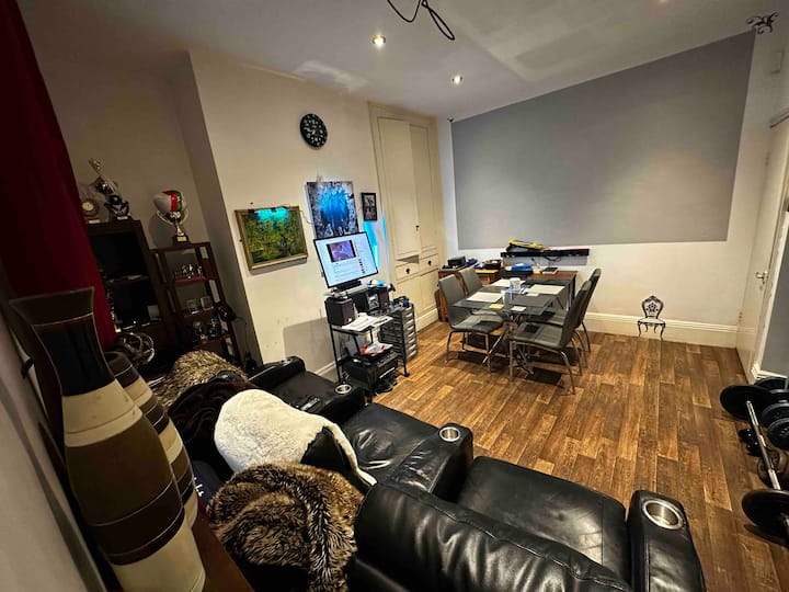 The Moravian Retreat Vip - Manchester