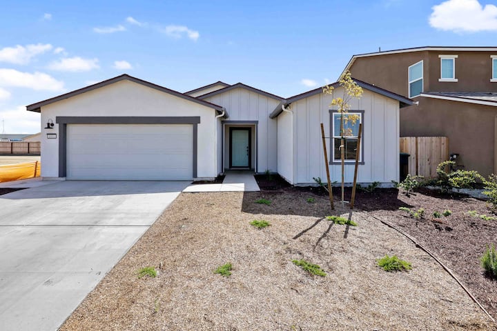 Brand New 4 Br House In Visalia Near Sequoia Park - Visalia, CA