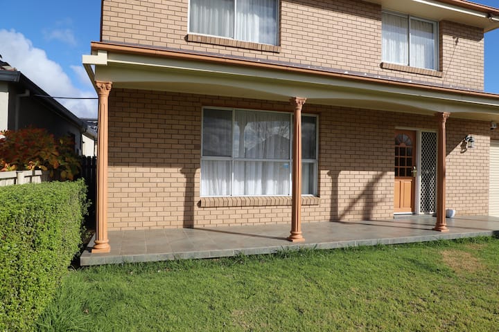 4 Bedroom House. Best Western Plus Goulburn. - 古爾本