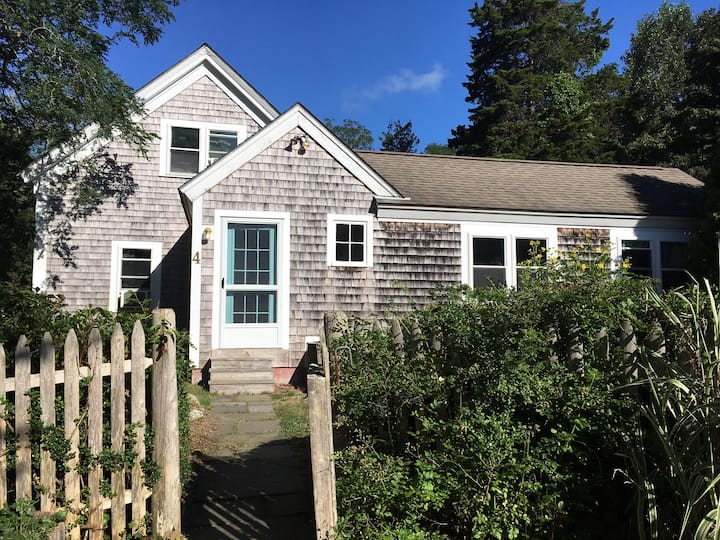 Antique Home With Cape Cod Charm - Orléans, MA