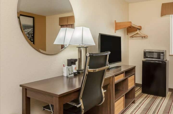 Suite Non-smoking 2 Beds W/ Microwave & Fridge - Troy, NY