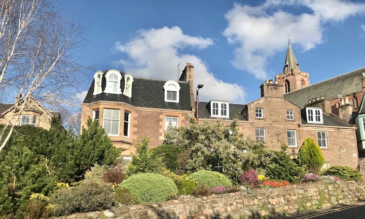 Squirrel Away @ Leven House, 2 Bed Flat With Views - Crieff
