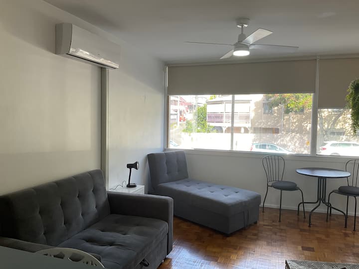 Spring Hill One Bedroom With Free Locked Garage - Brisbane