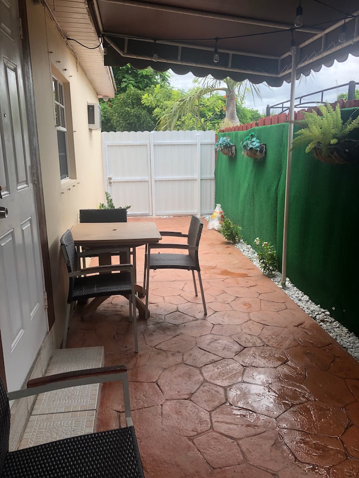 Tamiami Guest House- Studio #1 With Pool - South Miami, FL