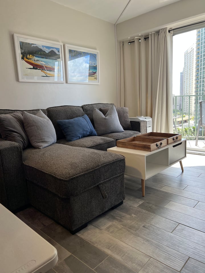 Charming Waikiki 🌺 Apt Sleeps 6 W/ Free Parking - Honolulu