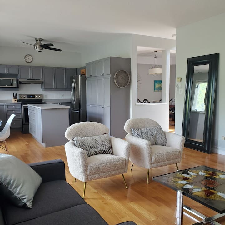 Spacious Lovely Home In West End - Kingston