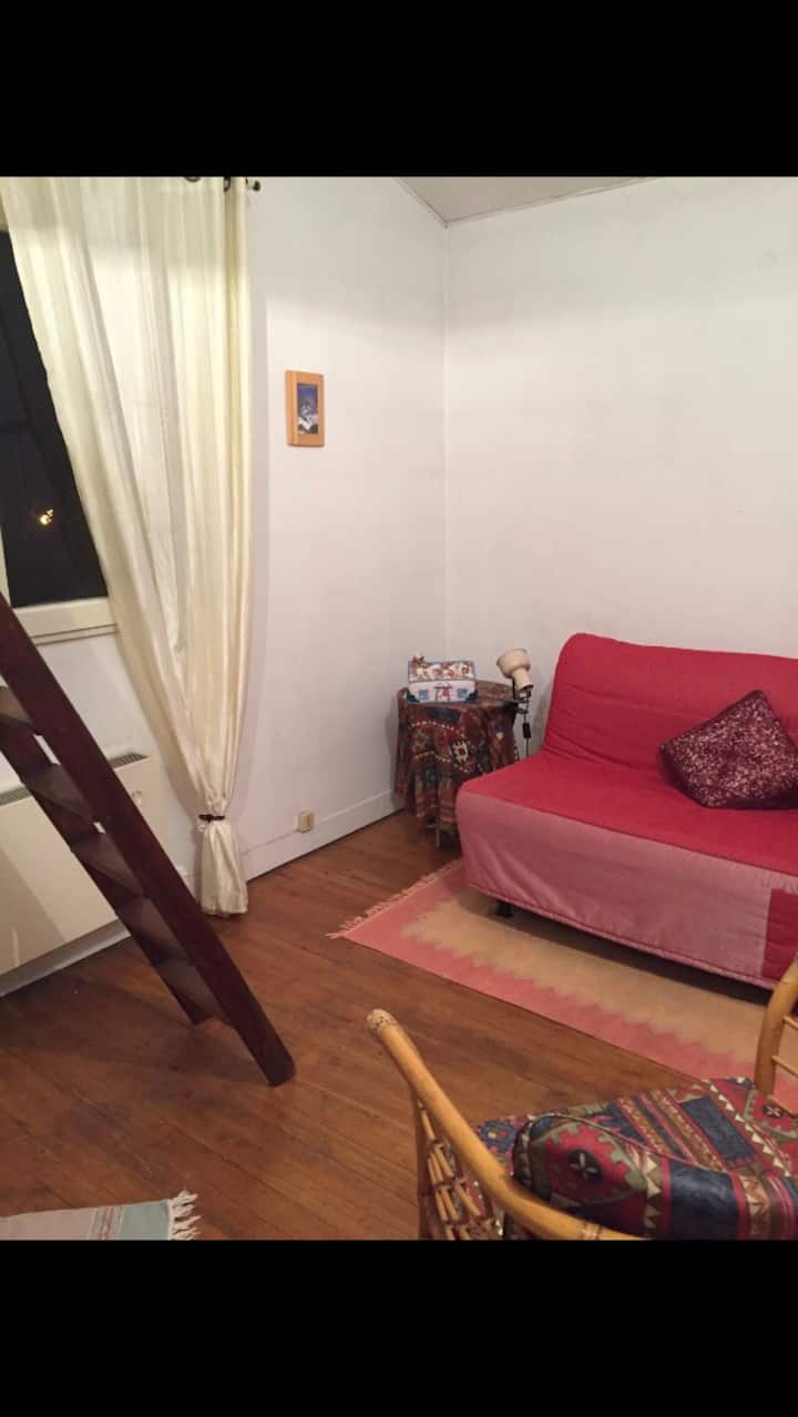 Petit Nid D’oiseau Dans Maison Tout Près De Paris - Bondoufle