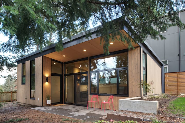 Peaceful Tree-lined Cottage Retreat In The City - Adams - Seattle