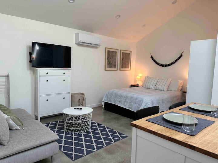 Chic & Cozy New Studio – Includes Reserved Parking - Long Beach, CA