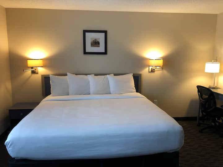 King Suite Room Independence Stay Rm 102 Hc - Door County, WI
