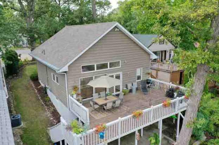 Cheerful Lakefront Cottage With Outdoor Fire Pit - Lowell, IN