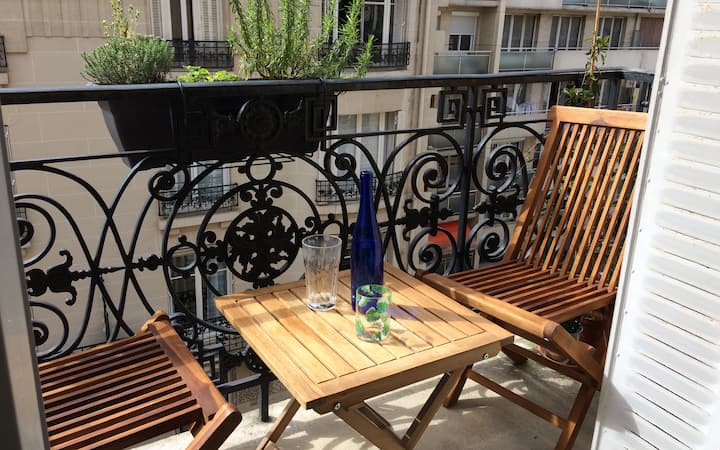 Typique Appartement Parisien Près De Montmartre - París