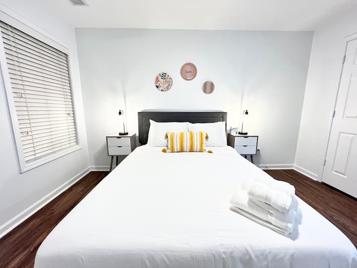 Modern Home W/fenced In Backyard - Cumming, GA