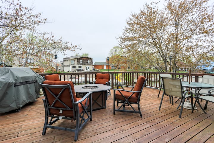 3br Relaxing Waterfront Home; Minutes To Downtown - Council Bluffs, IA