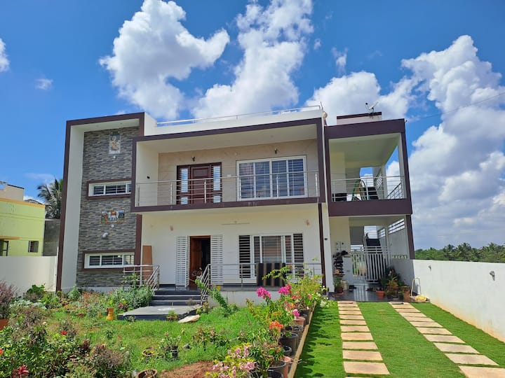 Kolluri Nivasa Luxury Villa Garden, Ist Floor A/c - Mysuru