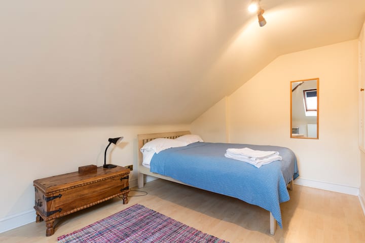 Lovely Loft Room - Camden, AR