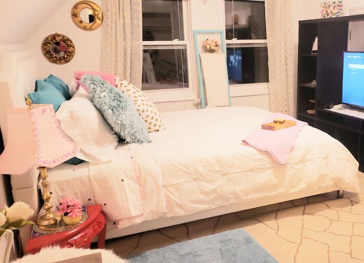 Cozy, 2 Bed 1 Bath/no Kitchen. Apt Sky View. - Edgewater, NJ