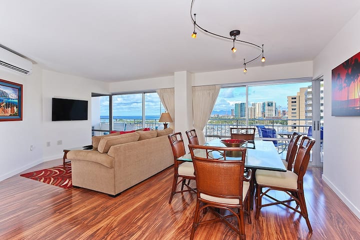 Beautiful Condo With Ocean, Marina, & Sunset Views! Large Lanai! - Honolulu, HI