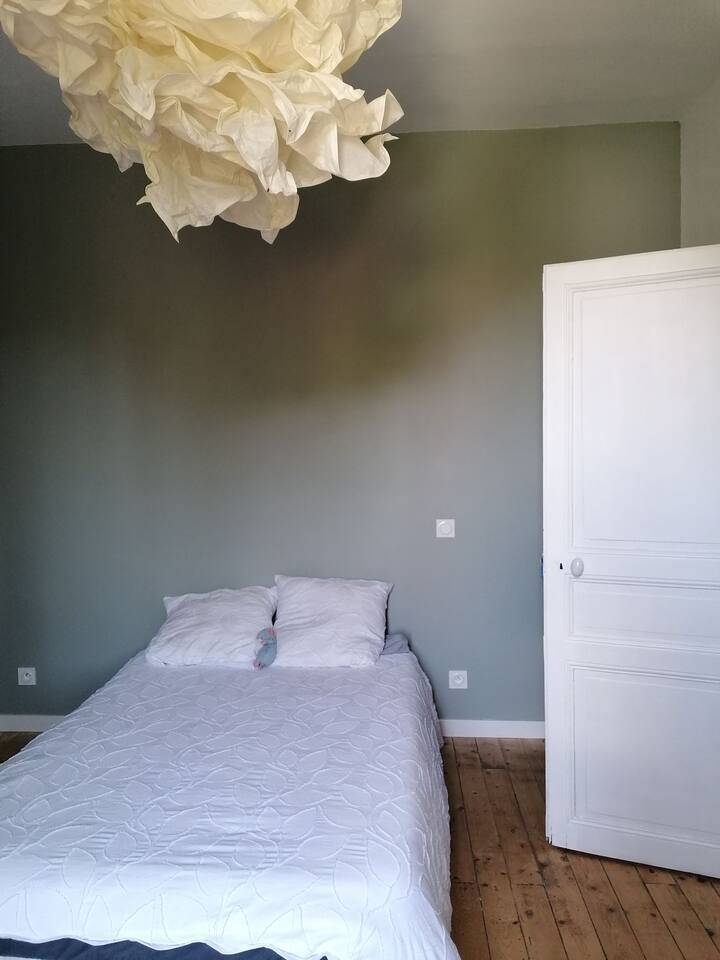 Chambres Pour 3: Un Couple Et Une Personne Single - Châteauroux