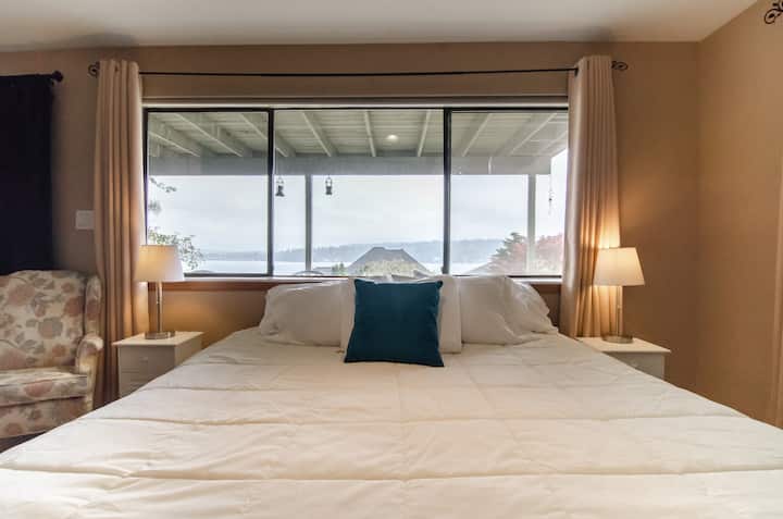 Clean, Spacious Lake View Studio - North Seattle - Kirkland, WA