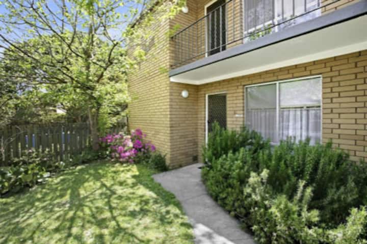 Serene And Sun-filled 2 Bedroom Apartment - Melbourne